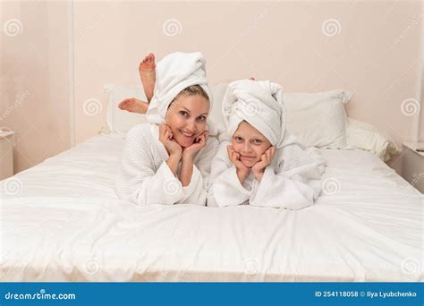 Daughter Bath Smiling Mom Love Dries Thinks Elbows Smile Copyspace For