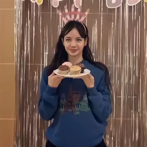 Pin By Sus Senpaisuz On Bp Irl My Girl Blackpink Lisa Women