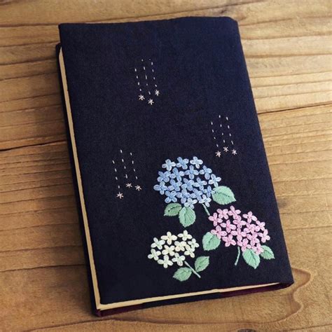 【受注生産】手刺繍のブックカバー『紫陽花』 Iichi 日々の暮らしを心地よくするハンドメイドやアンティークのマーケットプレイス