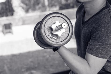 체육관 근육건물 흑인과 백인 이미지 삶과 피트 니스 개념 복사 공간 철강 아령을 드는 남자 손 무거운에 대한 스톡 사진 및 기타 이미지 Istock