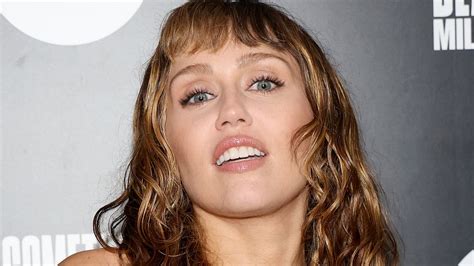 Miley Cyrus Imitates Her Dad Billy Rays Girlfriend Elizabeth Hurley