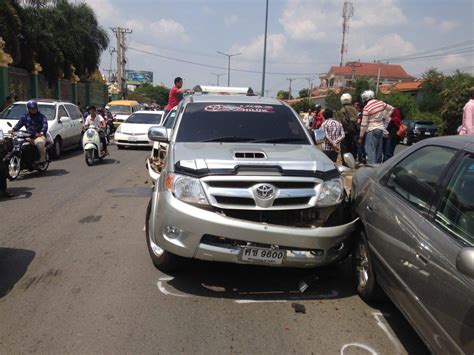រថយន្ត៤គ្រឿងនិងម៉ូតូ១គ្រឿង បុកបន្តកន្ទុយគ្នានៅផ្លូវជាតិលេខ៦ សង្កាត់បាក់ខែង នគរដ្រេហ្គន