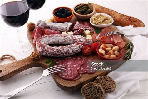 이탈리아 전채 와인 스낵 다양 한 설정 합니다 치즈 지중해 올리브 피 클 햄 디 파 르 마 토마토 양 인데와 안경에 와인 스페인 타파스 0명에 대한 스톡 사진 및 기타