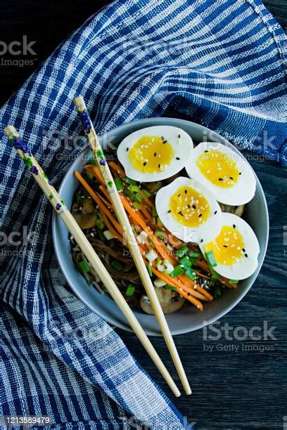 부용에 소스와 반찬을 곁들인 메밀 소바 국수 일본 음식 아시아 요리 검은 나무 배경입니다 위에서 볼 수 있습니다 Washoku에