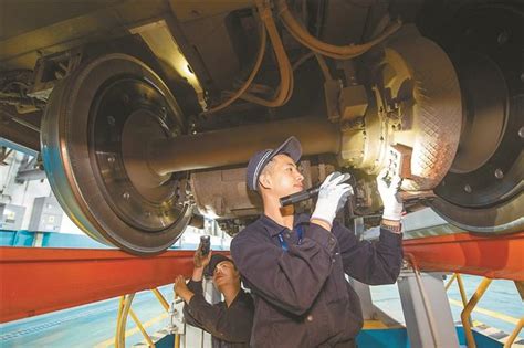 给动车“体检” 保运行安全 图片新闻