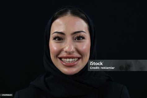 히잡을 쓴 웃는 무슬림 여성 카메라를 향해 미소 짓는 자신감 넘치는 사업가 검은색 배경 리더십에 대한 스톡 사진 및 기타 이미지 Istock