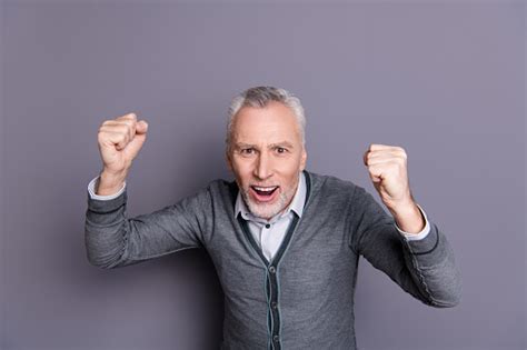 그의 좋은 매력적인 사랑스러운 긍정적 인 쾌활한 쾌활한 비즈니스 상어의 초상화는 회색 파스텔 배경에 고립 된 좋은 소식을