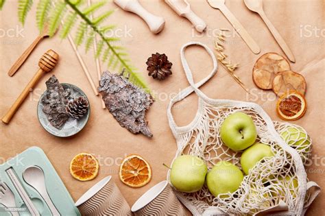 사과가 든 에코 쇼핑백 공예 종이에 유기농 천연 아이템 지속 가능한 라이프 스타일 천연 친환경 제로 웨이스트 식기 0에 대한 스톡 사진 및 기타 이미지 Istock