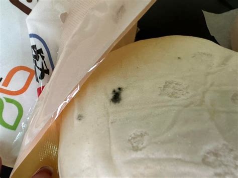 買到發霉冷藏饅頭被嗆「吃下不會怎樣」 業者駁指控：願賠償