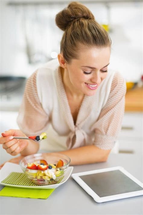 Ama De Casa Que Come La Ensalada Foto De Archivo Imagen De Feliz Corte