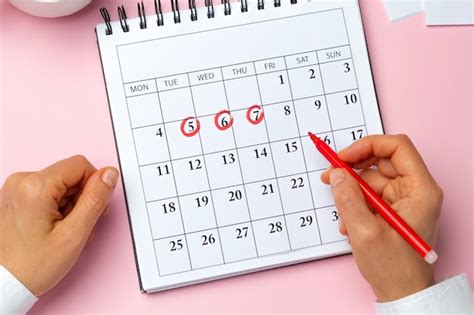 월경 날짜가 표시된 달력 프리미엄 사진