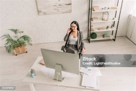 컴퓨터 모니터와 의료 용 마스크에 싸여 알람 시계와 테이블 근처 스마트 폰에 말하는 사업가의 높은 각도보기 가정 생활에 대한 스톡 사진 및 기타 이미지 Istock