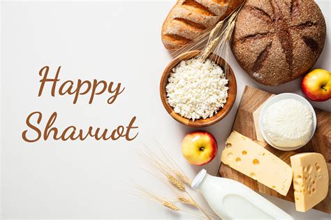 유제품 코티지 치즈 우유 병 밀 시리얼 빵 치즈 흰색 배경에 사과가있는 유대인 휴일 Shavuot 배경 코타지 치즈에 대한 스톡
