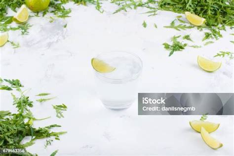 Jeruk Nipis Segar Di Dalam Air Dengan Latar Belakang Putih Sayuran Hijau Dan Irisan Jeruk Nipis