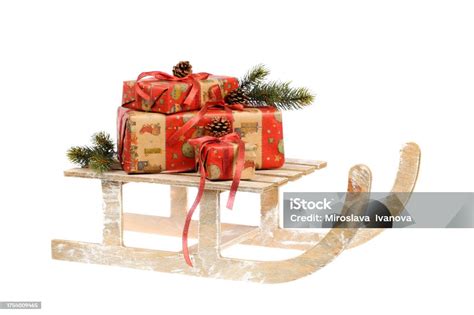 크리스마스의 스택 흰색 절연 빈티지 나무 썰매에 빨간 활 소나무 잔 가지와 소나무 콘 선물 포장 크리스마스 쇼핑 개념 썰매 여가장비에 대한 스톡 사진 및 기타 이미지