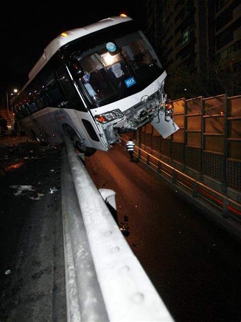버스 고가도로 난간에 걸려 대롱대롱 아주경제