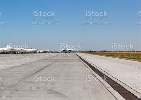 공기 함 대의 일입니다 군용 항공기는 활주로에 군사 비행장에서 Airshow에 대한 스톡 사진 및 기타 이미지 Airshow
