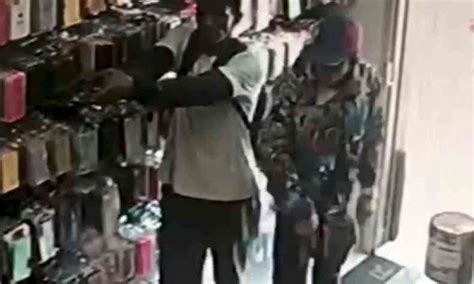 Vídeo Assaltantes roubam R mil e trocam tiros dono de loja Gerais Estado de Minas