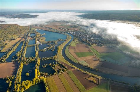 Luftaufnahme Höxter Uferbereiche am Weser Flußverlauf mit einer See