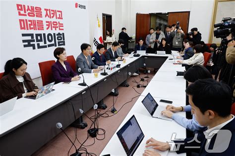 기자간담회 갖는 권성동 원내대표 뉴스1