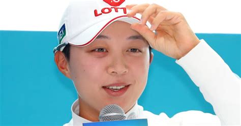 기자들의 질문에 답하는 김효주