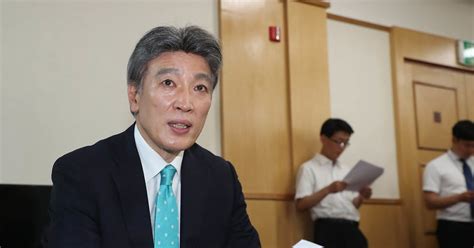 기자회견하는 남충희