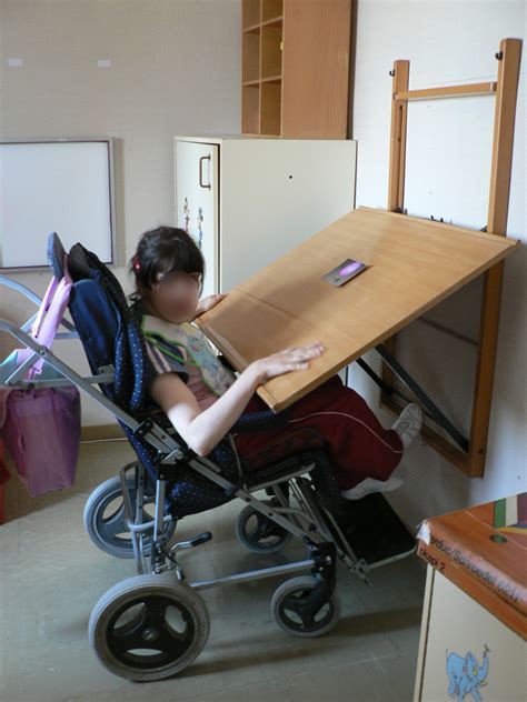 Tablero Que Realiza Funciones De Mesa Y Que Tiene Posibilidades De Ajustarlo En El Grado De