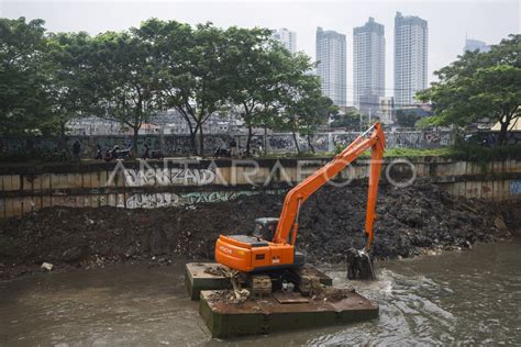 Normalisasi Sungai Ciliwung Antara Foto