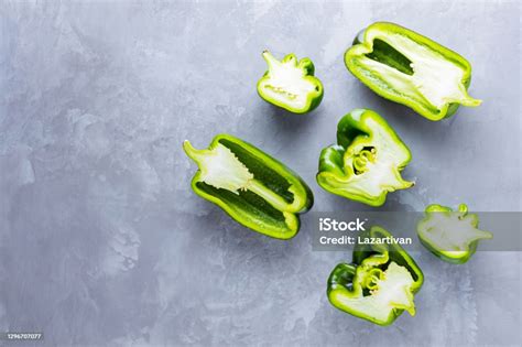 궁극의 회색 배경에 못생긴 피망 테이블에 슬라이스 피망 반쪽 개념 식품 유기 폐기물의 감소 비 Gmo 야채 공간을 복사합니다 위쪽 보기 감소에 대한 스톡 사진 및 기타