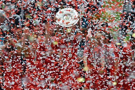 Pro und Contra Kann Bayern den BVB sensationell noch stoppen Fußball Nachrichten und