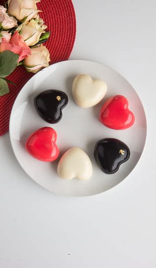 흰색 소박한 배경에 모양의 컬러 무스 케이크 하트 모양의 케이크 사랑 발렌타인 데이 엽서 어머니의 날과 발렌타인 데이에 대한 사랑 개념 나무 배경에 해피 발렌타인 데이 마음