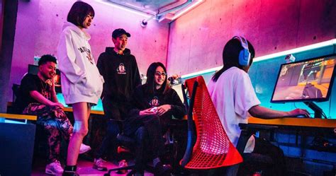 「ボルトルーム」 × 「cr」は“魔王”rasとsellyのキャラクター付きフーディーなど Wwdjapan