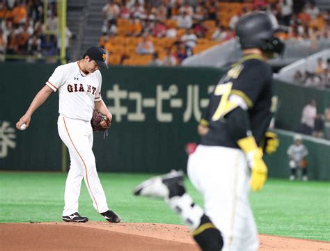 ＜巨・神＞初回1死一塁、糸井（右）に先制2点本塁打を浴び、肩を落とす菅野（撮影・北條 貴史） ― スポニチ Sponichi Annex 野球