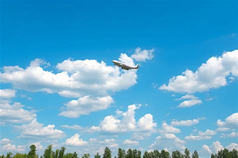 구름 3d 그림을 통해 비행하는 흰색 비행기 파란색 배경에 구름과 3d 렌더링 비행기 격리 3d 렌더링 비행기 구름 이미지 고화질 사진 사진 배경 일러스트 및 사진 무료