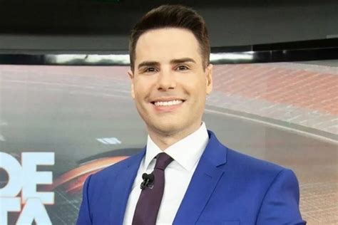 Luiz Bacci chama atenção seguranças em gravação do Família Record