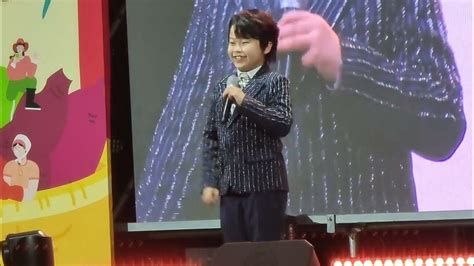 미스터 트롯2 감성거인 황민호 관객 모두를 웃음바다 만든 어른스런 말 천재 상상하기 쉽지않은 멘트 공연 보던 주민 관광객 모두