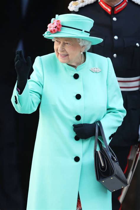 Queen Of Fashion ‘power Dressing Monarch Became Queen Of Fashion