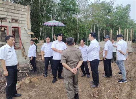 Sekda Banyuasin Di Dampingi Camat Banyuasin Lll Cek Lansung Lokasi