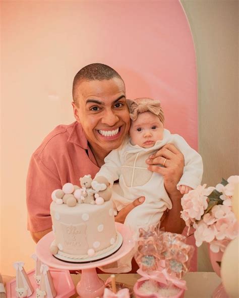 Apresentador Thiago Oliveira e Bruna Matuti celebram mesversário da