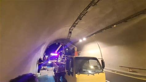 又掉了！台62瑪陵隧道燈架突砸落 「使用20年」嚴重鏽蝕驚險畫面曝 社會 三立新聞網 Setncom