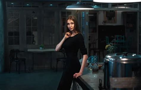 Обои девушка дом портрет платье Light шатенка Black Beauty на