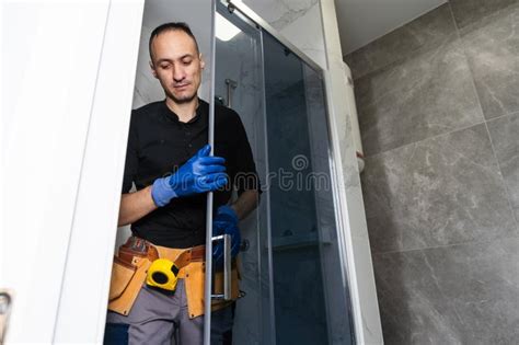 Encanador Instalando Uma Cabana De Banho No Banheiro Imagem De Stock