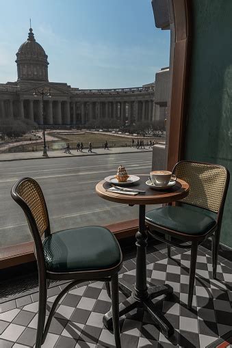 카푸치노 아름다운 전망을 가진 카페의 나무 테이블에 맛있는 휘핑 크림 디저트 개념에 대한 스톡 사진 및 기타 이미지 개념 거리 검은색 Istock