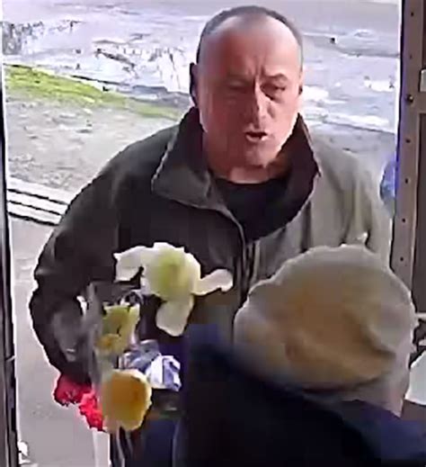 Мужчина в военной форме избил продавщицу цветов в Житомире детали
