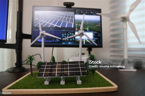 검은색 화면 모형 디스플레이가 있는 태블릿의 전문 속성입니다 사무실에서 풍력 터빈과 태양 전지판 에너지의 개념을 만듭니다 에너지 전환에 대한 스톡 사진 및 기타 이미지