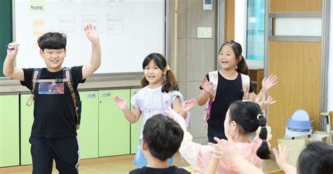 오랜만에 만난 친구와 반가운 인사