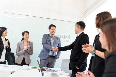 在办公室开会的商务人士高清图片下载 正版图片502778038 摄图网
