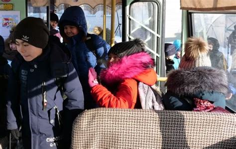 Коли в автобусі група хлопчаків стала цьkувати переляkану дівчинку то