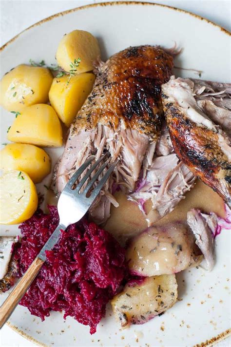 Kaczka z jabłkami przepis na kaczkę pieczoną z jabłkami i majerankiem