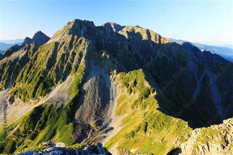 北アルプス 槍穂高連峰大キレット縦走 南岳獅子鼻からの景色 朝陽に映える大キレット縦走路と北穂高岳 Stock 写真 Adobe Stock